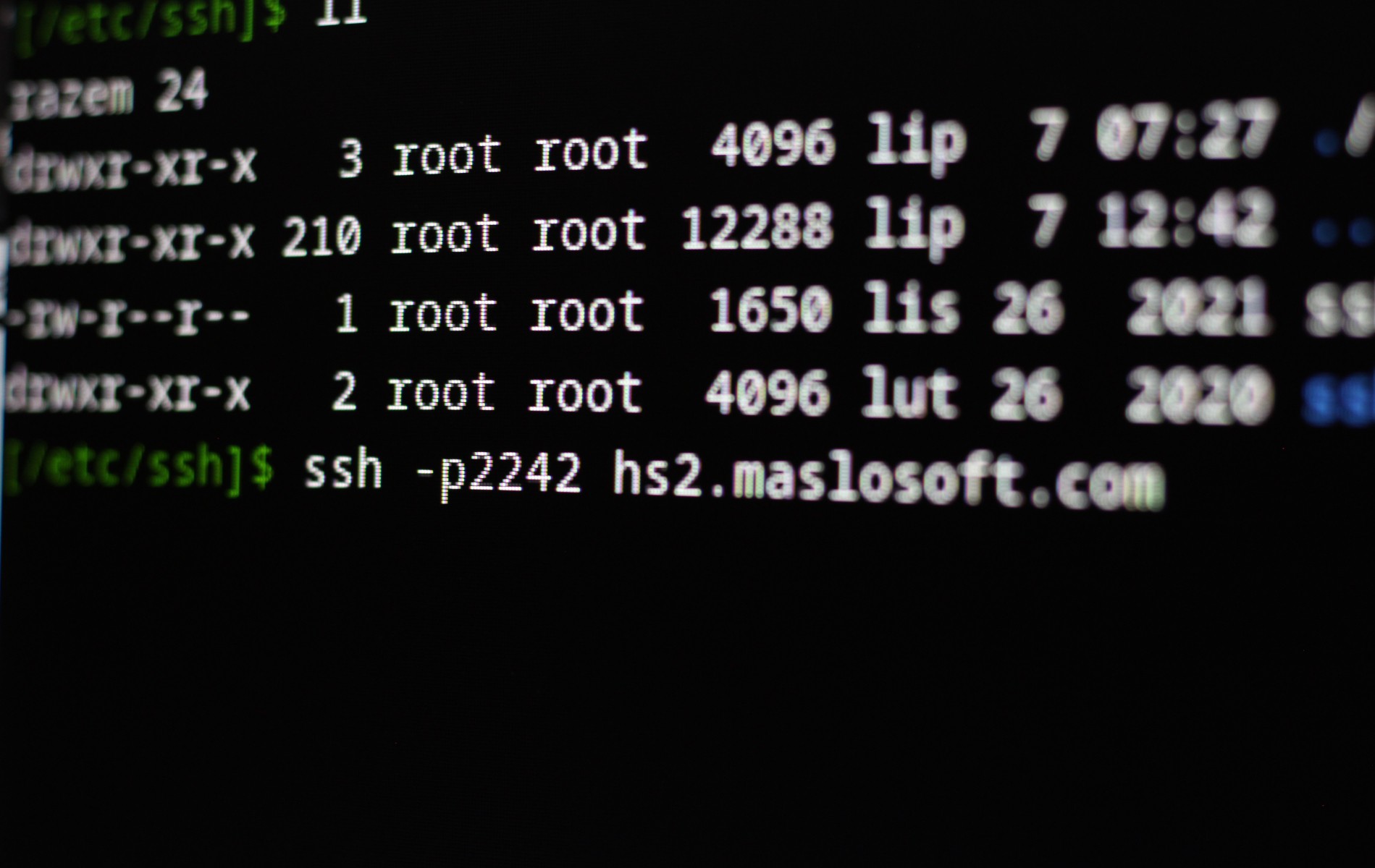 Running SSH server on custom port